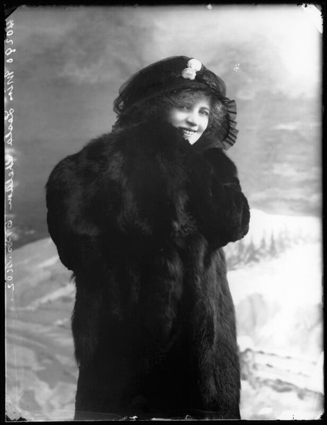 Lesla Sheldon Greetings Card – National Portrait Gallery Shop